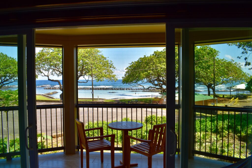 The Oceanfront Pikake Room – Hilo Beach House Inn